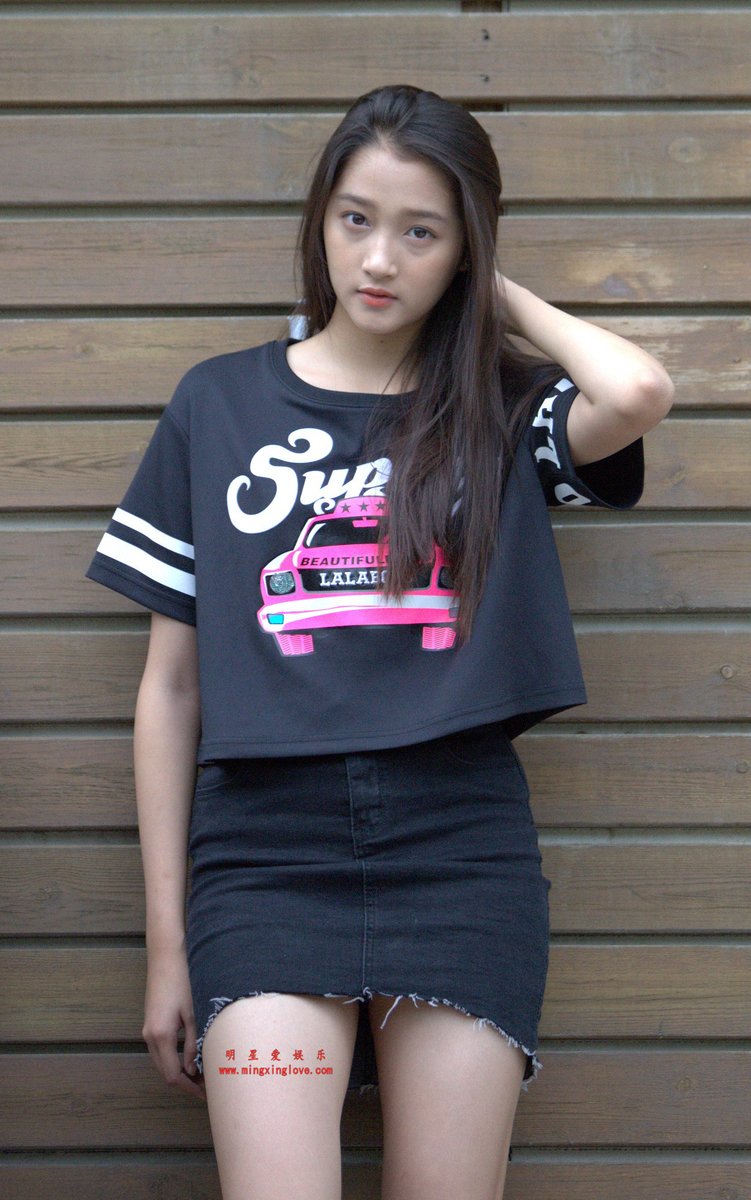 mingxinglove on Twitter: "#关晓彤 某写真拍摄花絮照片，性感牛仔短裙大长腿、背带裤造型，单张40M左右，放大可看清肌肤纹理，高清4K分辨率原图无修 #生图 下载 ...