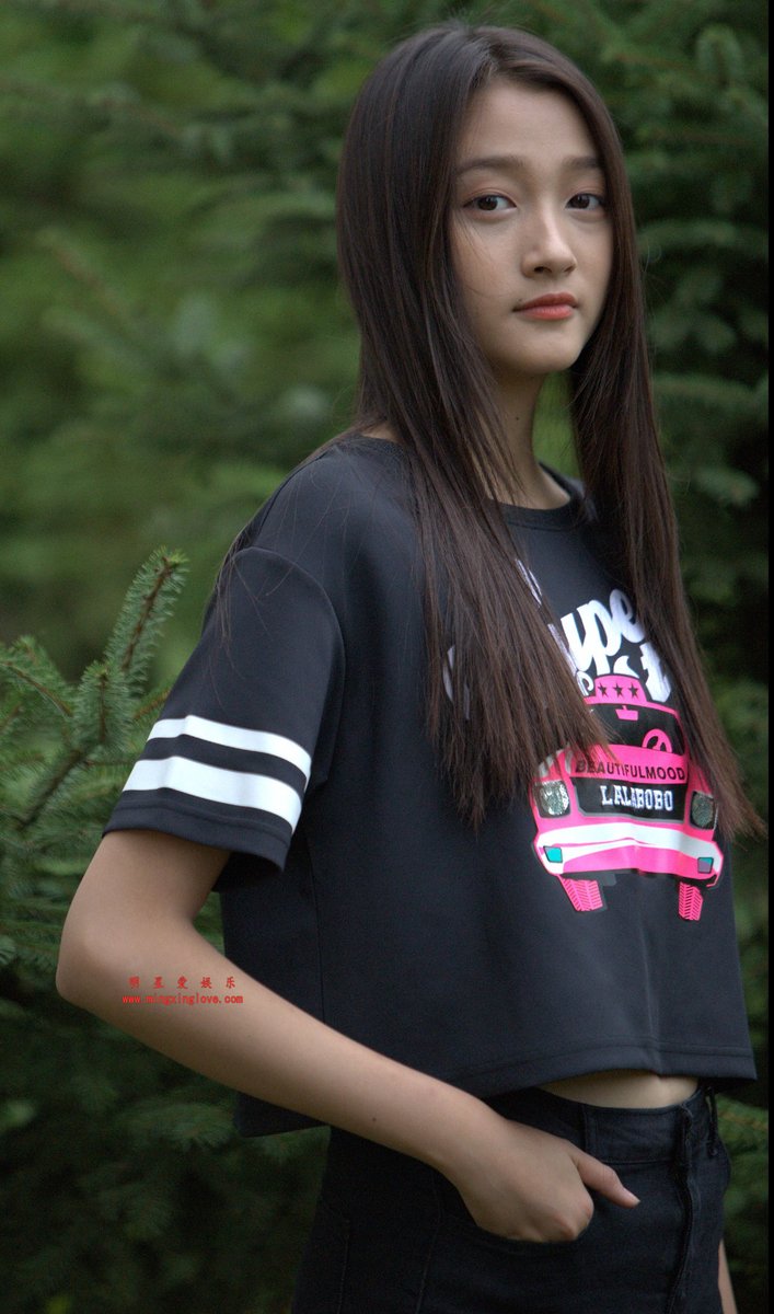 mingxinglove on Twitter: "#关晓彤 某写真拍摄花絮照片，性感牛仔短裙大长腿、背带裤造型，单张40M左右，放大可看清肌肤纹理，高清4K分辨率原图无修 #生图 下载 ...