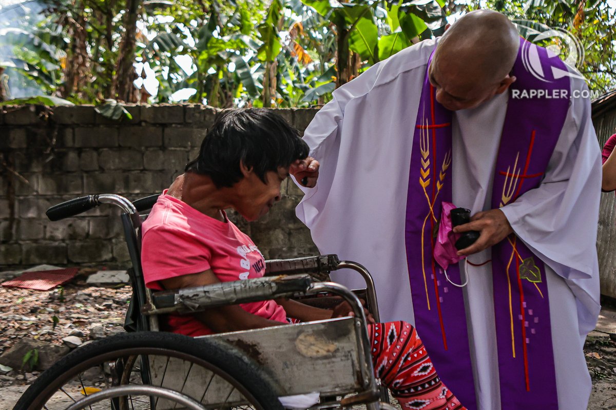 Father Robert Reyes celebrates Mass for the Sinagtala community in ...