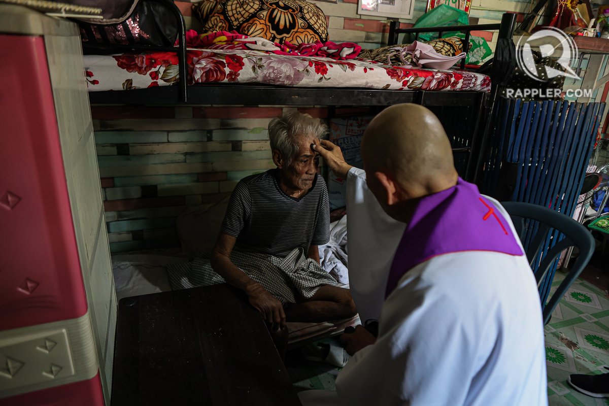 Father Robert Reyes celebrates Mass for the Sinagtala community in ...