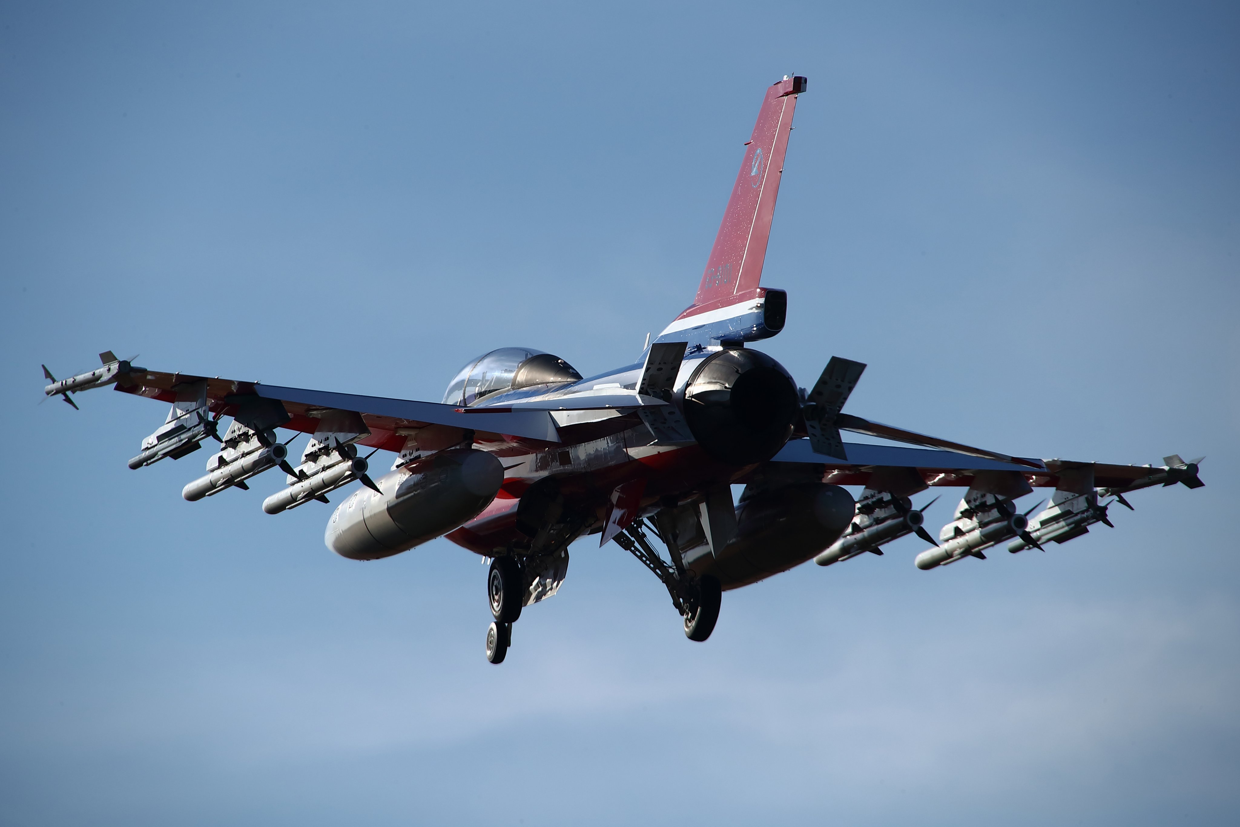 さとこー on Twitter: "F-2B 101 AAM-3×2, AAM-4×4, AAM-5×2, 600Gal増槽×2 ようやくフル装となった101を拝めました🙏 これで対空、対艦 ...