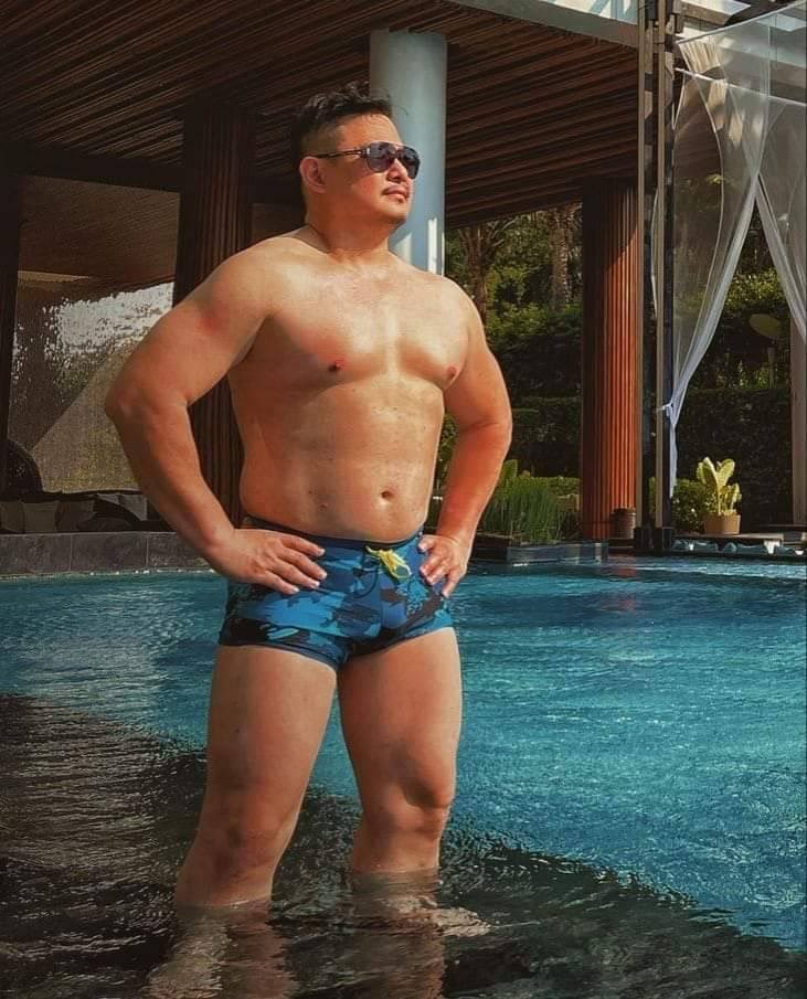 赤熊 AKA KUMA on Twitter: "這幾天 不斷有認識的朋友傳這張照片給我 問我何時身材竟變得如此驚人 我摸摸腦袋一臉狐疑 很確定我沒拍過這照片 但是… 拎老師卡好勒！ 這個人的 ...