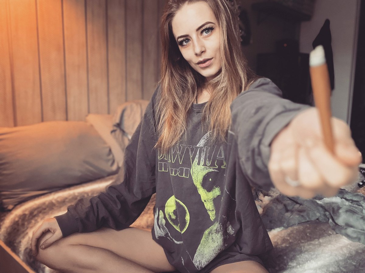 Let’s smoke 💨😉🫶🏼 🎀Kyler Quinn🐾💦 @kylerquinnporn