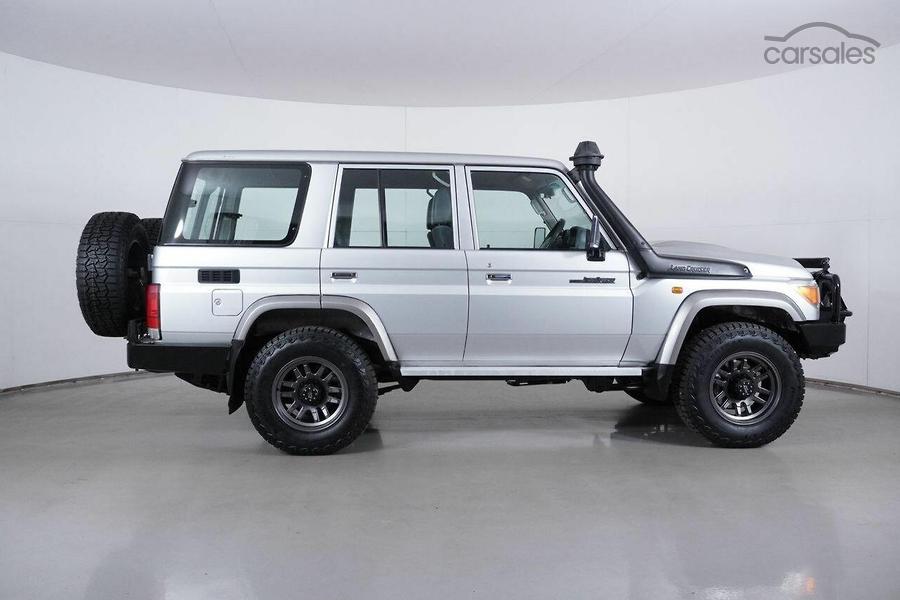 2017 Toyota Land Cruiser GXL • 4500cc V8 Turbodiesel (1VD-FTV) • 203hp ...