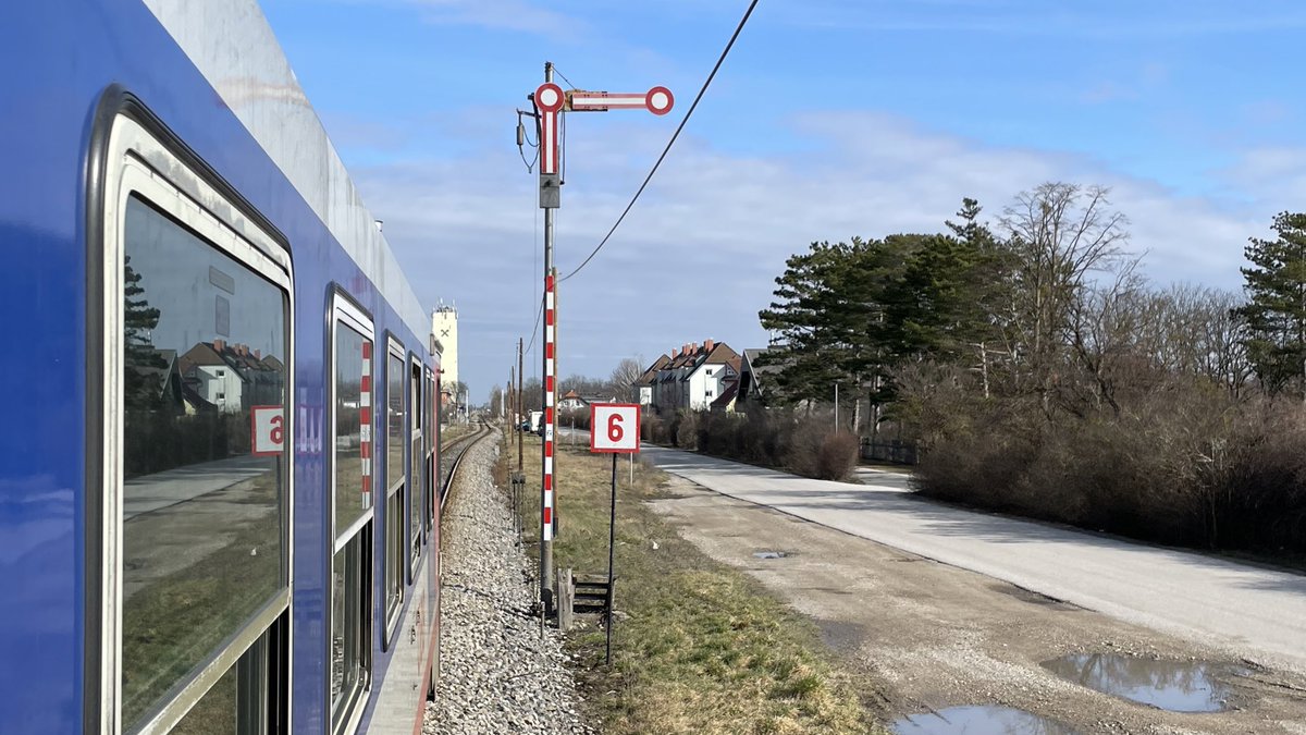Andreas Wiedenhoff on Twitter: "A line full of old railway charm: semaphore signals, low-level ...