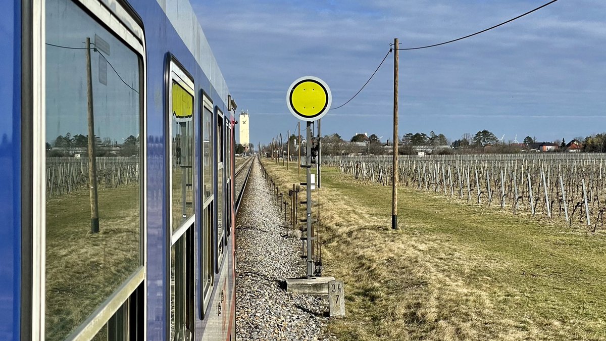 Andreas Wiedenhoff on Twitter: "A line full of old railway charm: semaphore signals, low-level ...
