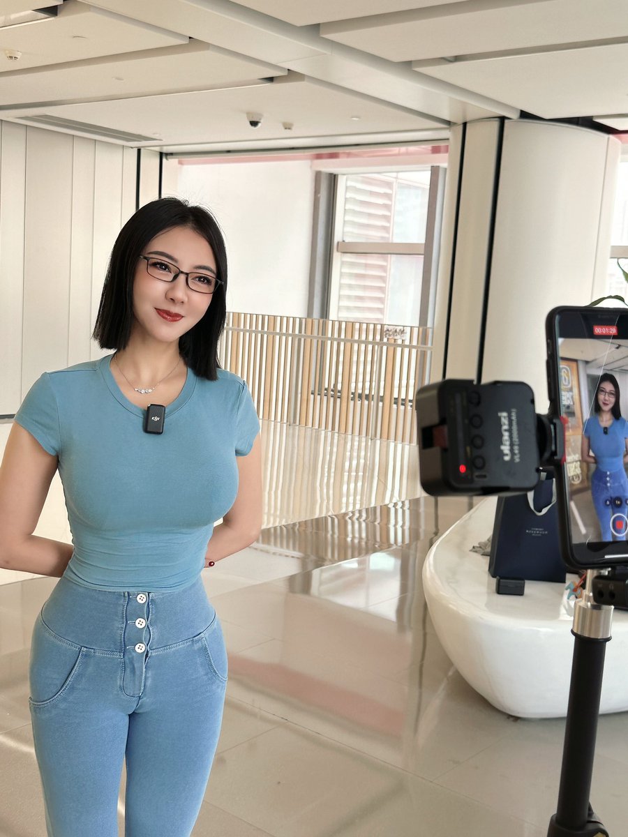 今天是果老师😁街头采访啦啦啦！@guoer0212 果儿Victoria @guoervictoria