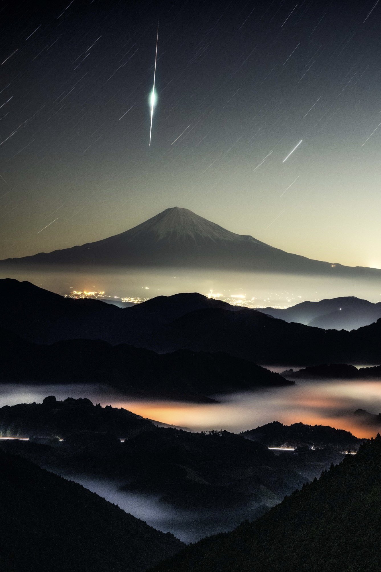にゃあこ on Twitter: "RT @hirography_321: 富士山に落ちた奇跡のような流星をご覧ください https://t.co/SE0jtKNfF3" / Twitter