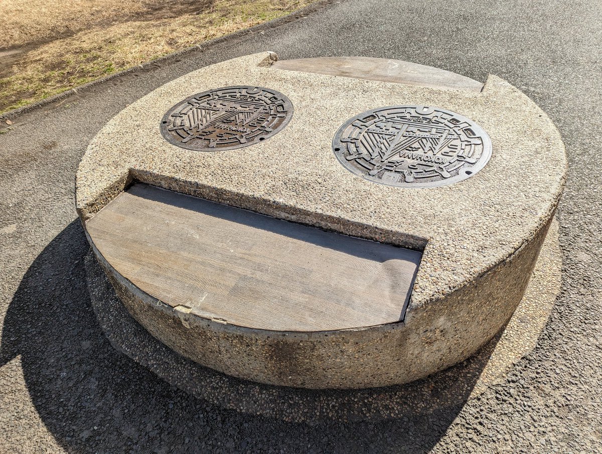 小山 七里 on Twitter: "RT @Miiverse_sam: マンホールベンチで一休み"