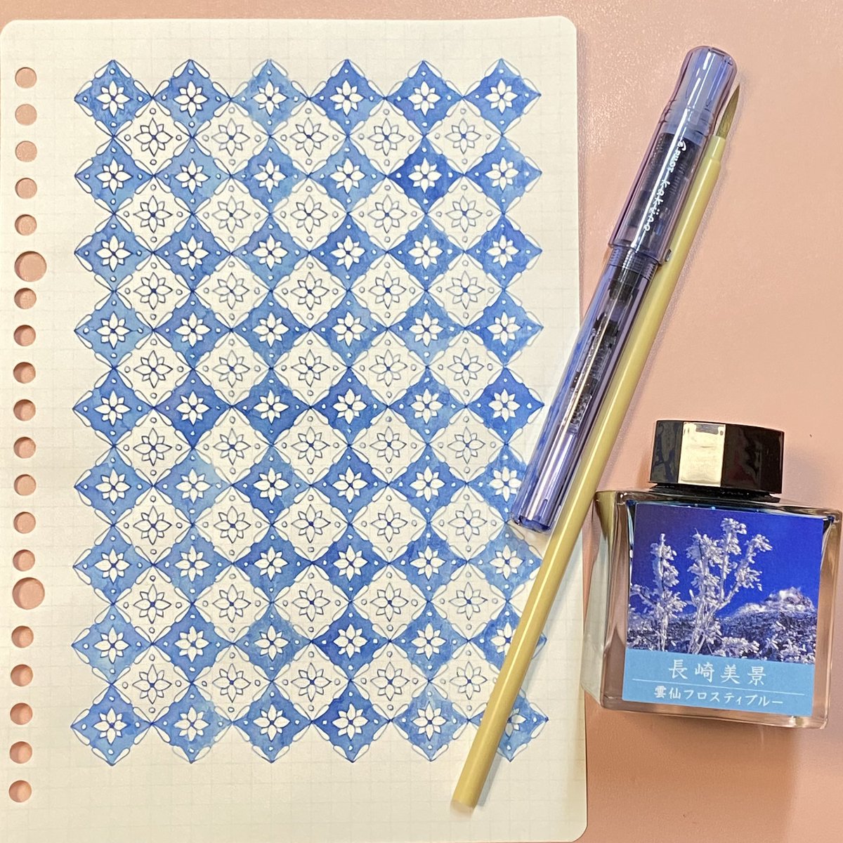 凪＠nagiphon on Twitter: "前の模様を別の色で描き、一部をベタ塗りして見た かなり洋風タイルっぽくなった気がする この万年筆インクは遊色が出るから、色むらができても綺麗で ...