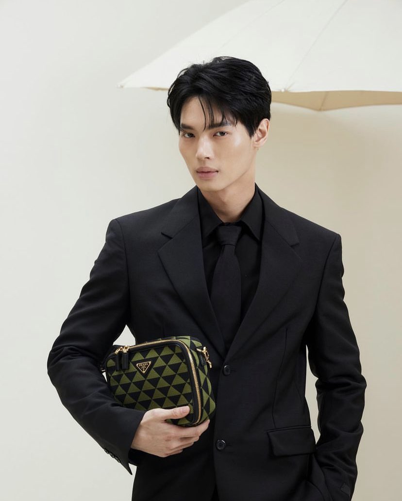 Mackey on Twitter: "RT @french_story_: ชอบหุ่น ชอบวิน 🫶🏻 #PradaFW23 #Prada #PradaxWin # ...