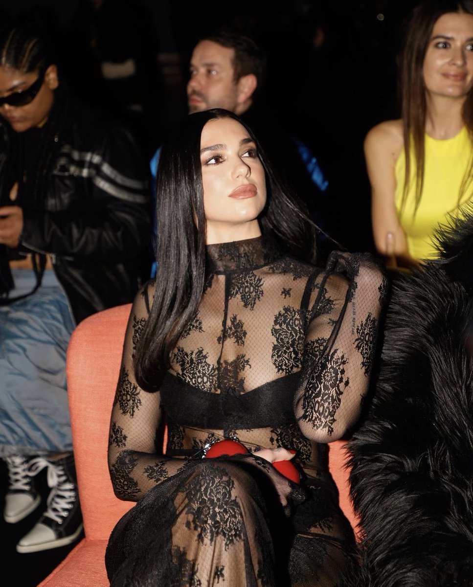 Central Dua Lipa | Fan Account on Twitter: "📸| @DUALIPA na primeira fila do desfile da GDCS em ...