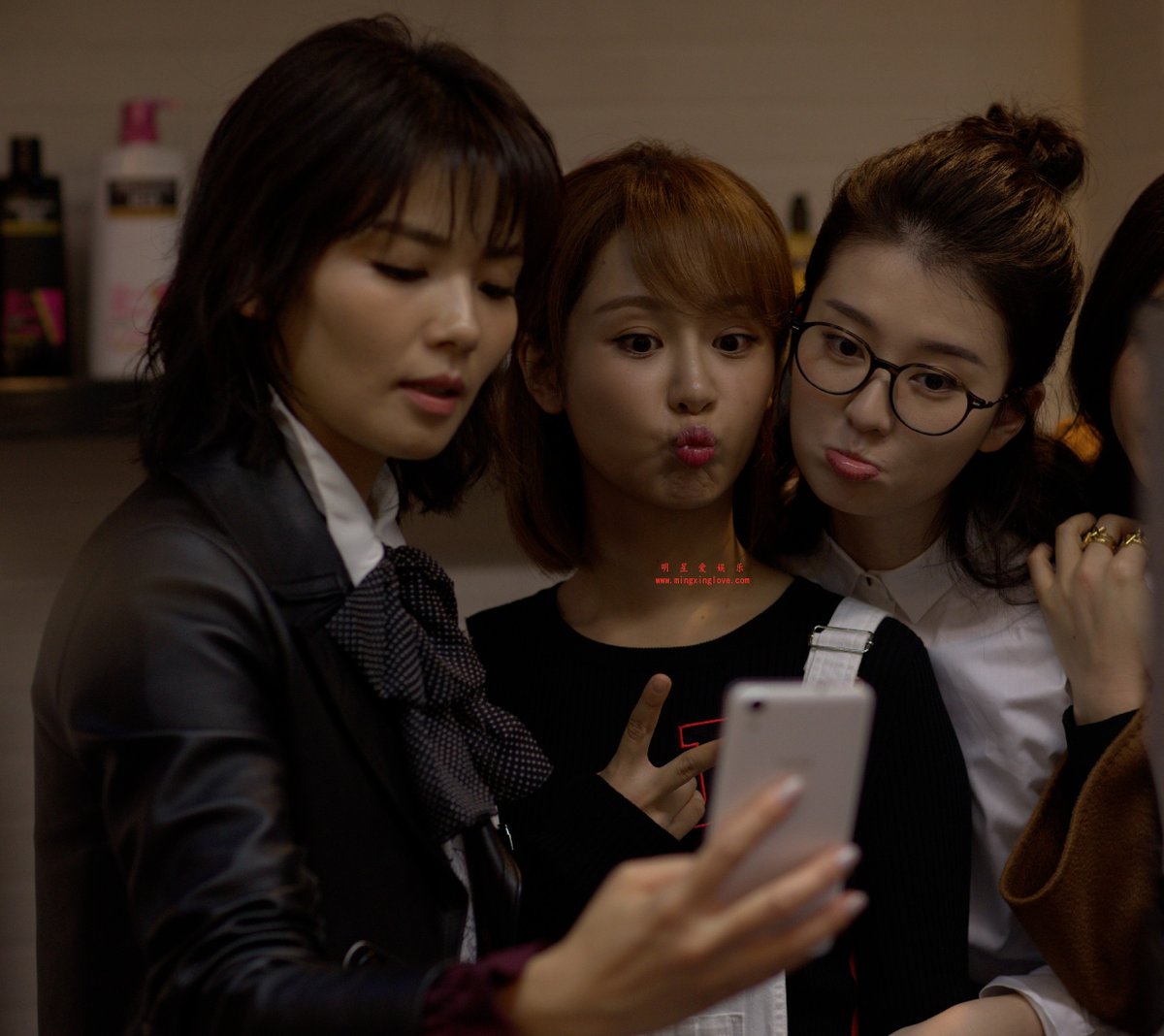 mingxinglove on Twitter: "#杨紫《欢乐颂》现场剧照拍摄花絮照片，剧中各种造型，单张40M左右，放大可看清肌肤纹理，高清4K分辨率原图无修 #生图 下载 #明星生图 ...