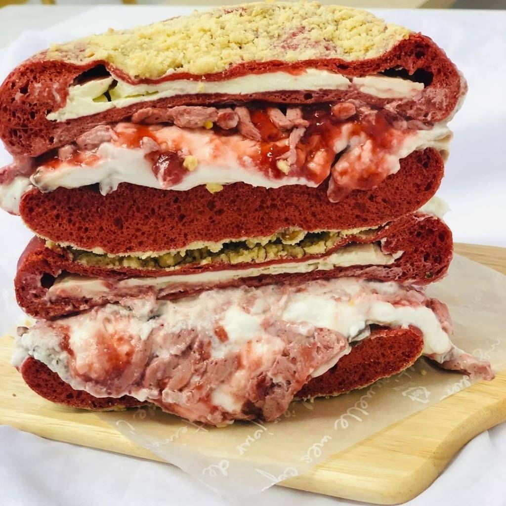 인스티즈(instiz) on Twitter: "생딸기가 통으로 들어간 맘모스빵......jpg (링크에 더있어요👉) https://instiz.net/pt/7332505"