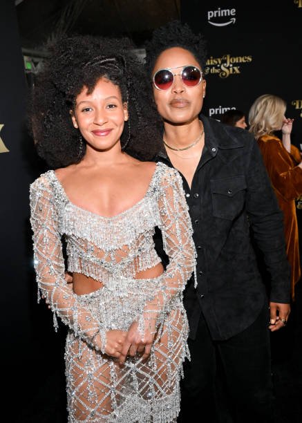 Daisy Jones and The Six Brasil on Twitter: "Nabiyah Be (Simone) e Ayesha Harris (Bernie) na ...