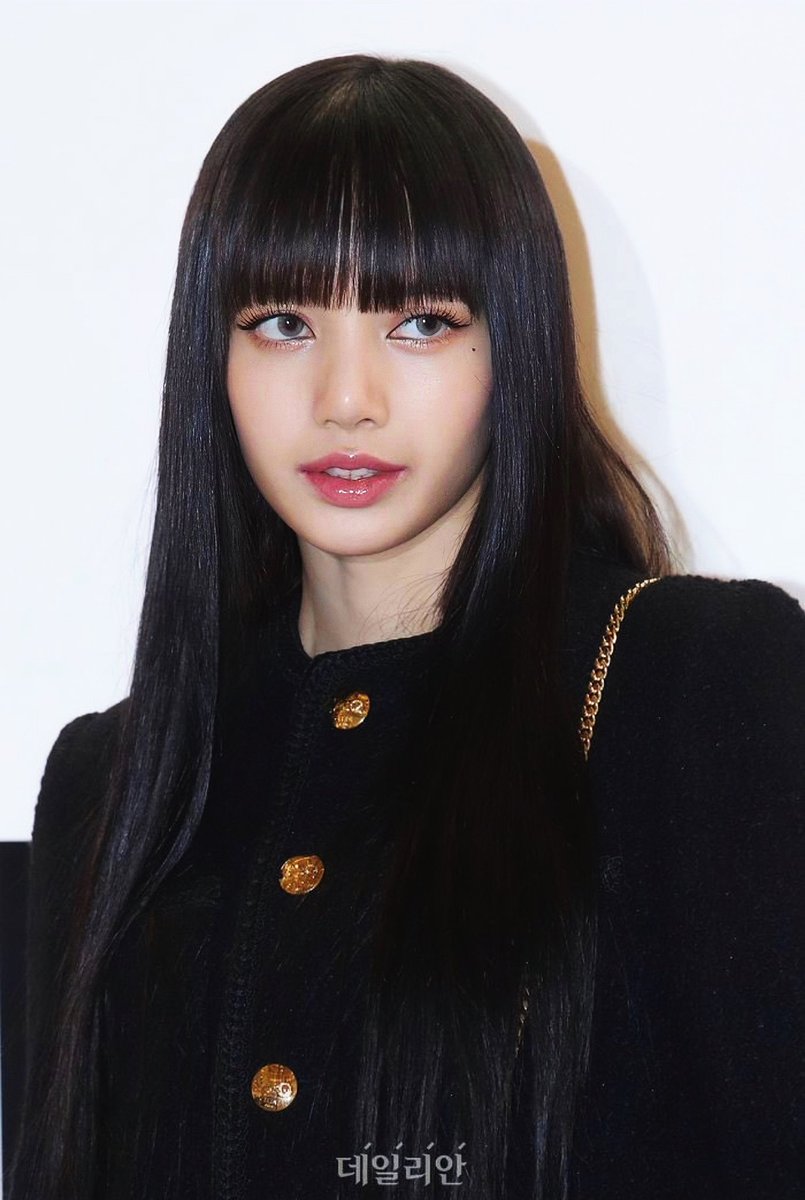 ︎ 리사³²⁷ on Twitter: "Y’all I can’t even explain how OBSESSED I am with this whole look! 😩 LISA ...