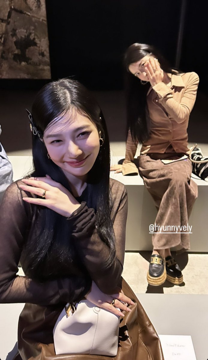 foReVer♡ on Twitter: "Joy with her stylist inside the Tod’s Show today 👯‍♀️🤎 JOY FOR TODS MFW # ...