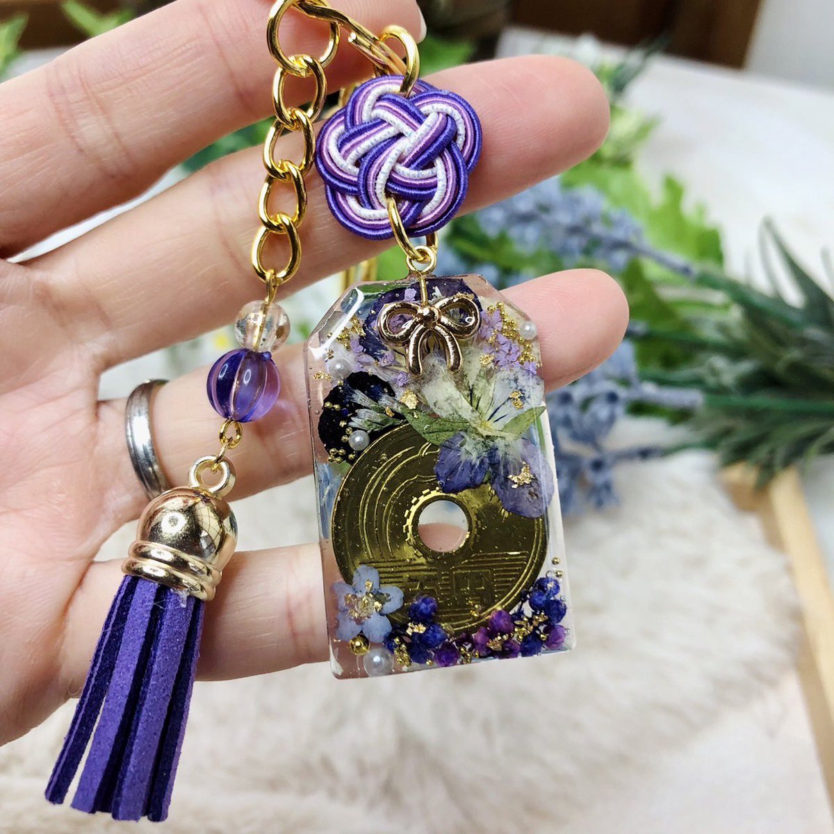 Kasumin resins🌸 on Twitter: "3. พวงกุญแจโอมาโมริเงินก้นถุงดอกวีโอล่าสีม่วง อลิสซั่ม ยิปโซ ใส่ ...
