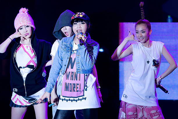 Sen Lkr🍀 on Twitter: "RT @sonrisademinzy: 2010.08.20 - Rookie 2NE1 performs at Etude's Pink Play ...