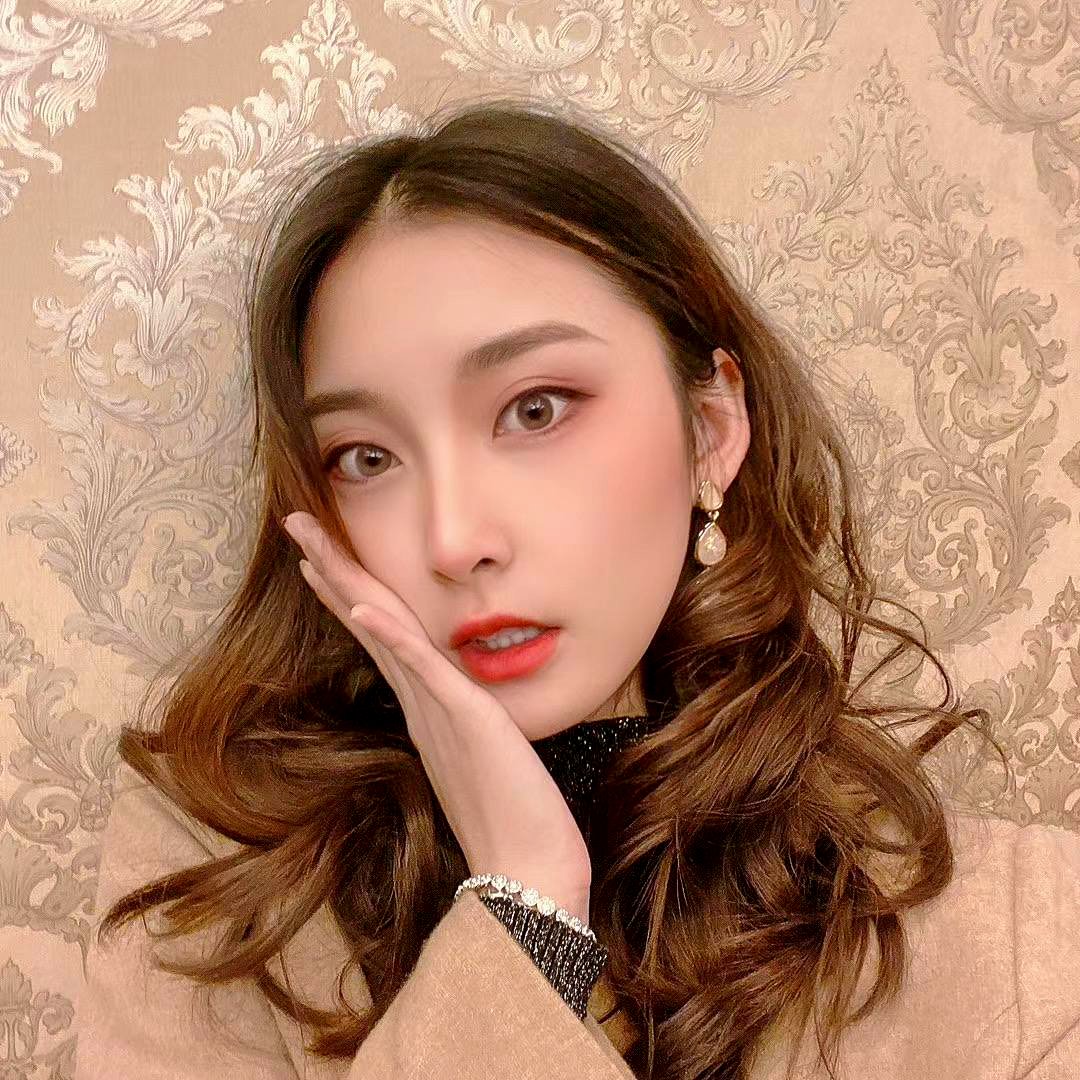 Wuyu On Twitter 老哥投稿骚逼同学馨馨,这母狗是学空乘专业的,长得一张榨精脸,在校就是著名的援交烧鸡,都点名要她穿着空姐服操逼!看看她的大长腿,套上个丝袜,简直就是行走的伟哥