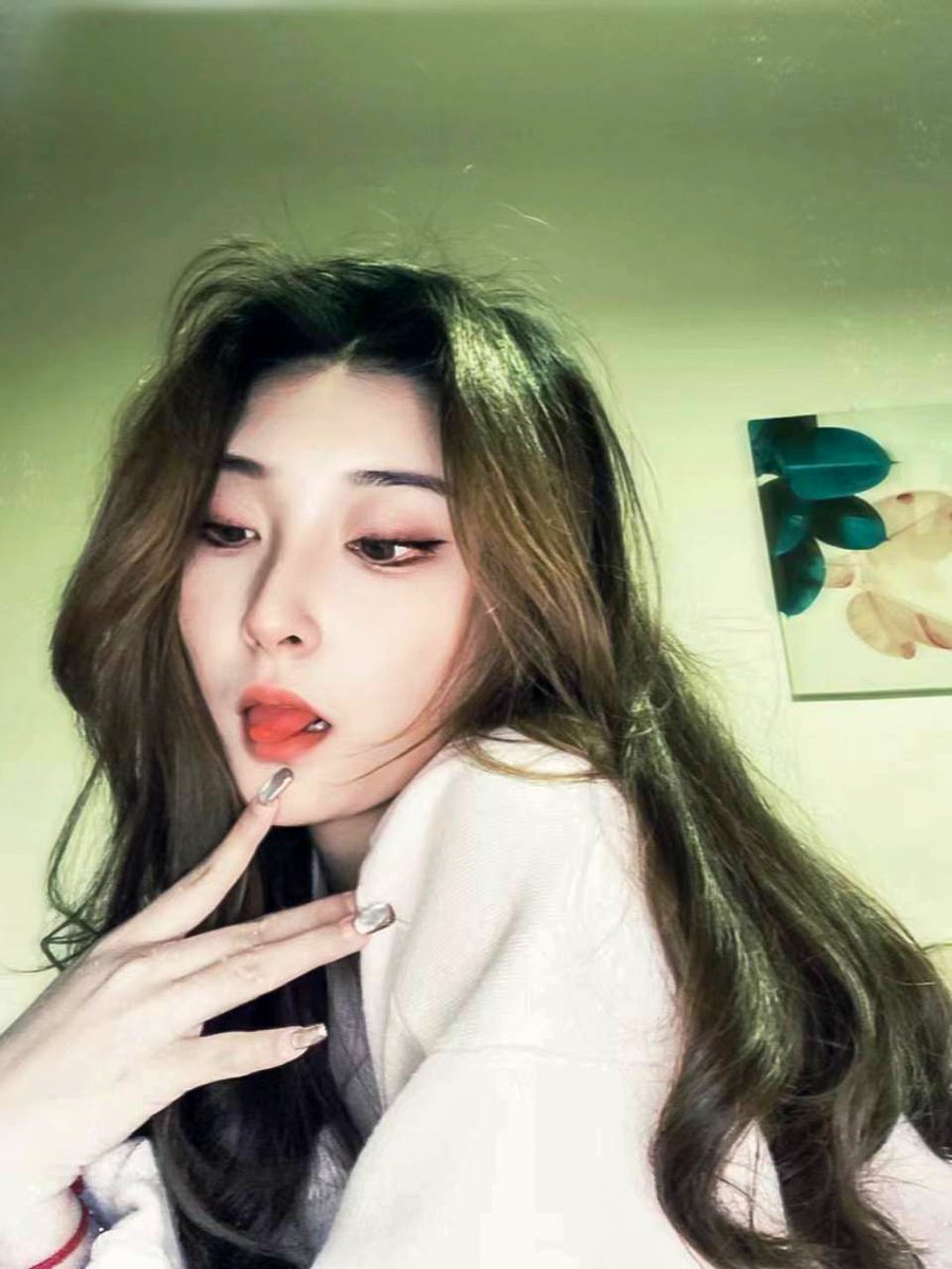 Wuyu On Twitter 老哥投稿骚逼同学馨馨,这母狗是学空乘专业的,长得一张榨精脸,在校就是著名的援交烧鸡,都点名要她穿着空姐服操逼!看看她的大长腿,套上个丝袜,简直就是行走的伟哥