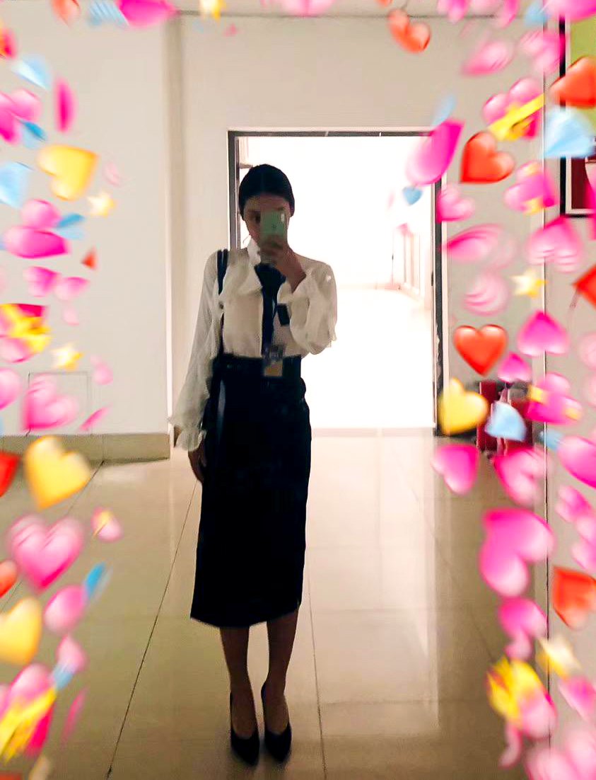 Wuyu On Twitter 老哥投稿骚逼同学馨馨,这母狗是学空乘专业的,长得一张榨精脸,在校就是著名的援交烧鸡,都点名要她穿着空姐服操逼!看看她的大长腿,套上个丝袜,简直就是行走的伟哥