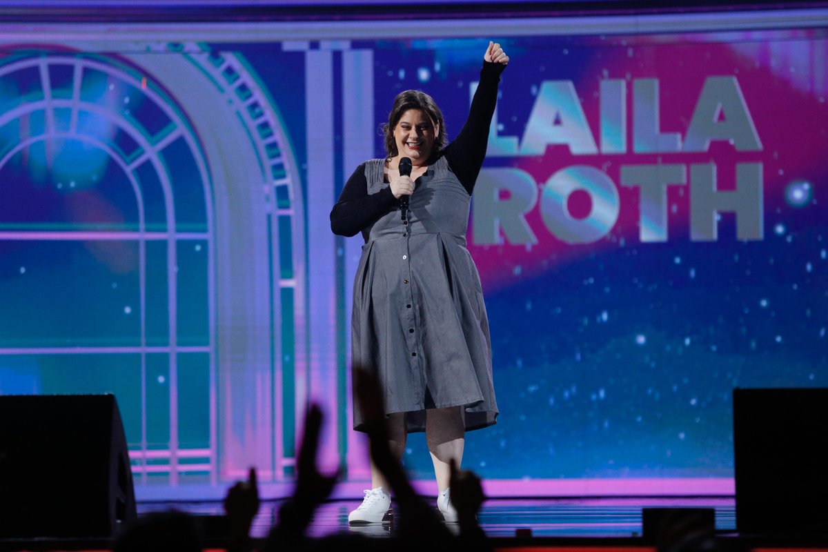 AHORA EN Viña2023 🎼 Con beso incluido Laila Roth logra hacer reír al ...