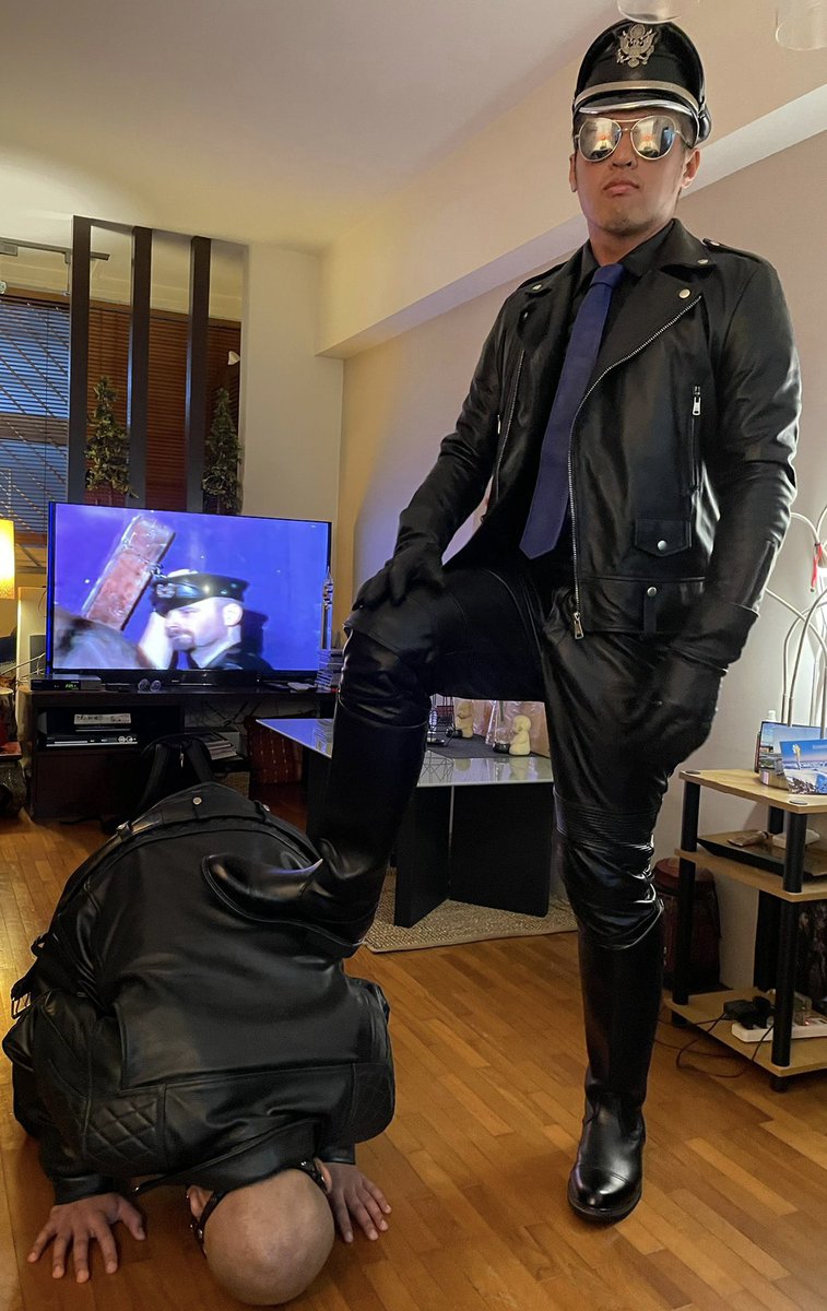 Leathersuitsng On Twitter Making Sure He Is At The Right Place๐โโ๏ธ๐โโ๏ธ Bdsm Slave Caning