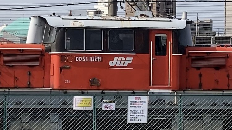 キツネキタ on Twitter: "愛知機関区に所属するDD51形2両、1801号機と1028号機が前照灯や車番プレートを外され解体線に入っています。またDE10形1562号機も同様の状況で ...