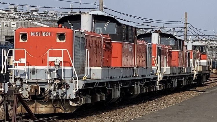 キツネキタ on Twitter: "愛知機関区に所属するDD51形2両、1801号機と1028号機が前照灯や車番プレートを外され解体線に入っています。またDE10形1562号機も同様の状況で ...