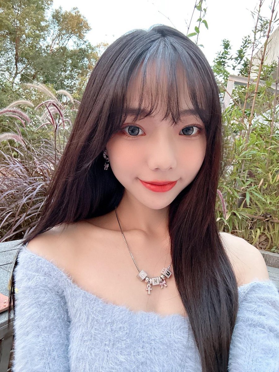 頭髮一直弄到眼睛 你們都不知道有多辛苦 如果可憐我就按讚，留言，分享 謝謝大家🤣 【啾啾所有社群跟周邊官網】https://t.co/VcMjs2nUJV 純慾女孩 啾啾 ...