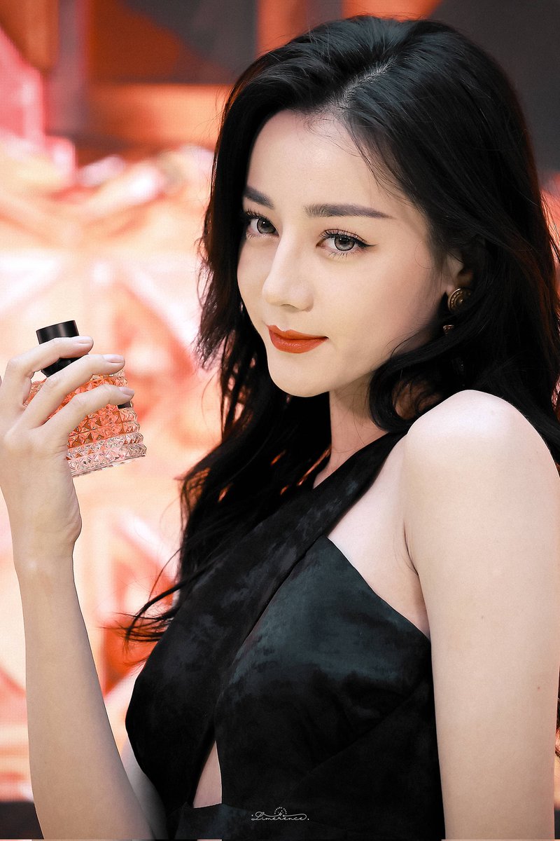 여니 on Twitter: "김러바 취미 뭐 행사찢기 도장깨기하는거임? #디리러바 #迪丽热巴"