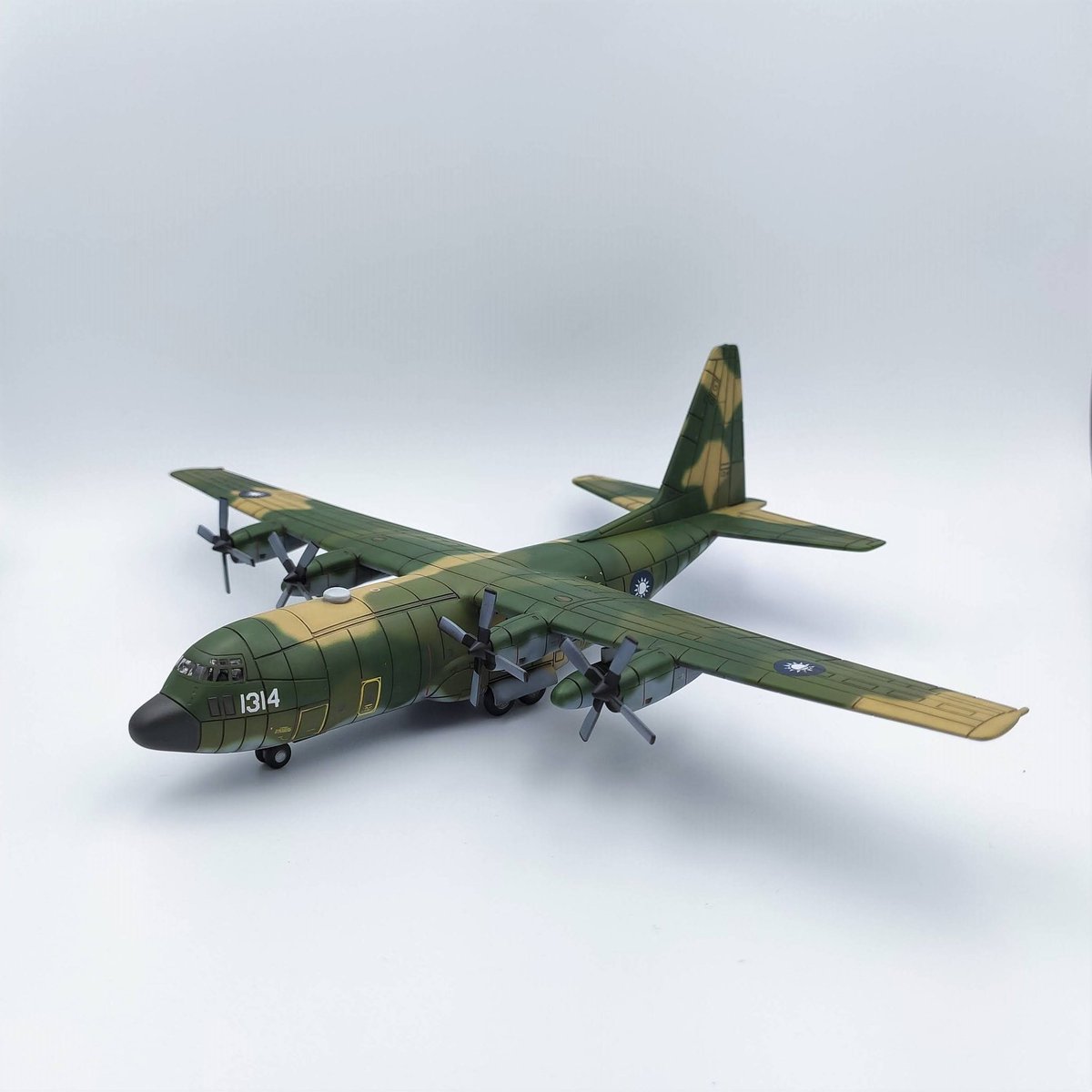Tim Wang on Twitter: "C-130H , 1/144 4D Puzzle model"