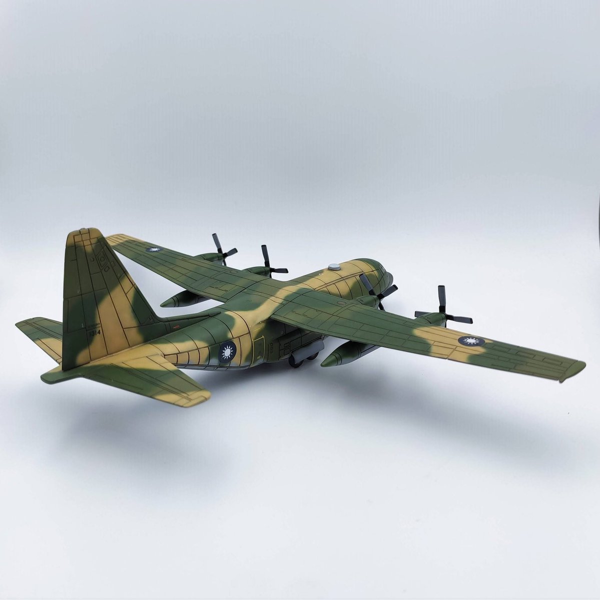 Tim Wang on Twitter: "C-130H , 1/144 4D Puzzle model"