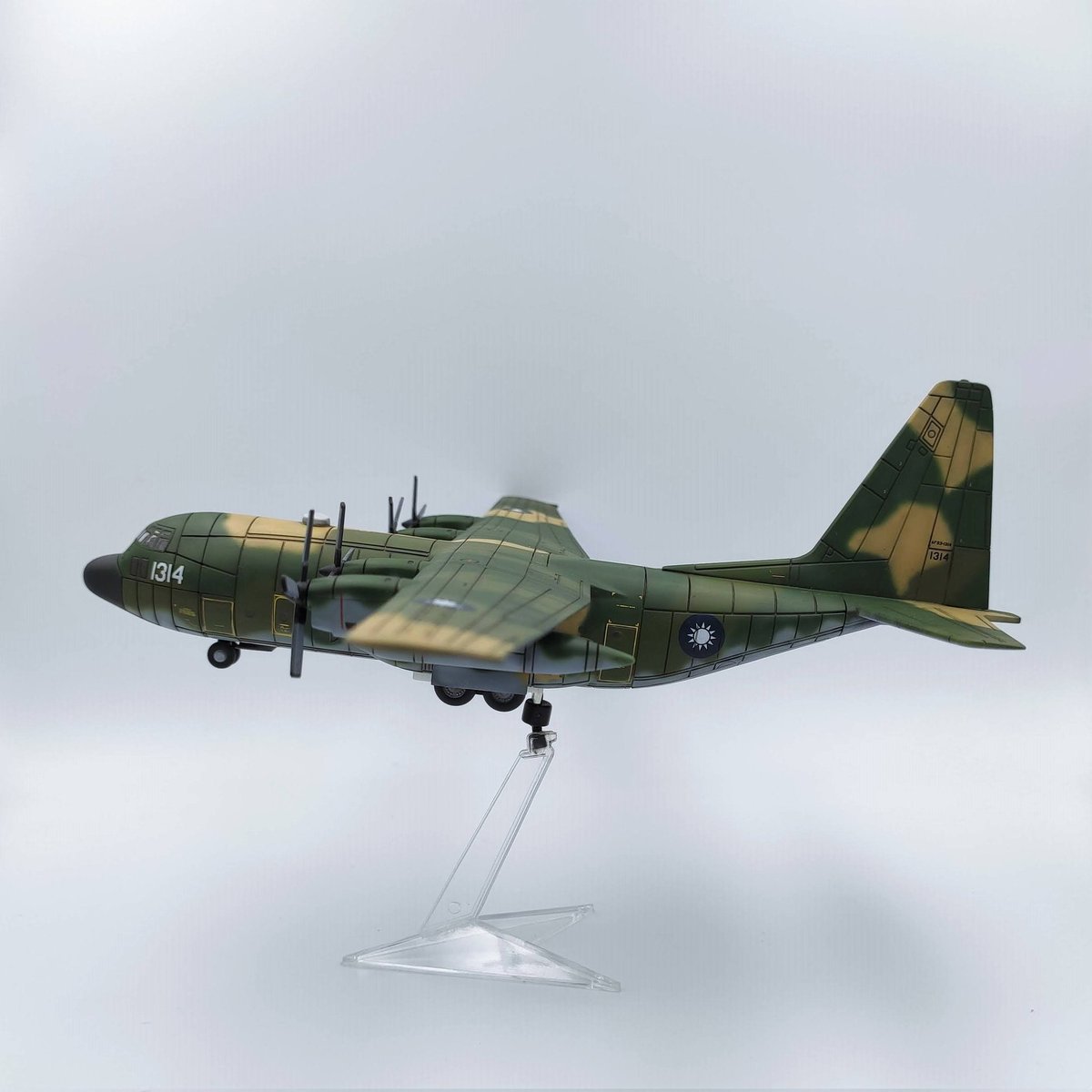 Tim Wang on Twitter: "C-130H , 1/144 4D Puzzle model"