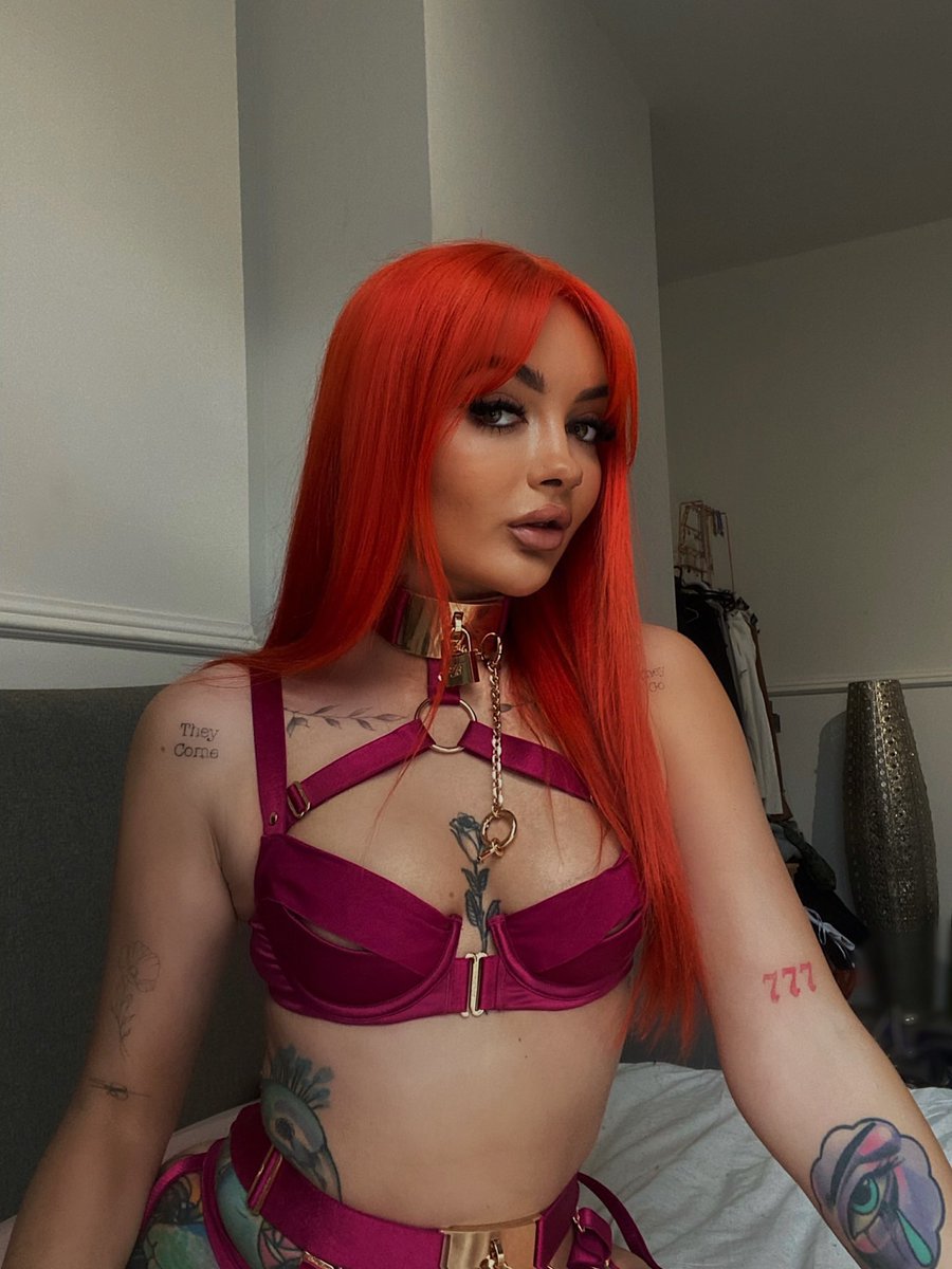 RTFindomFoot on Twitter: "QS is a epitome of a true Goddess👑 She has a dominant aura about her ...