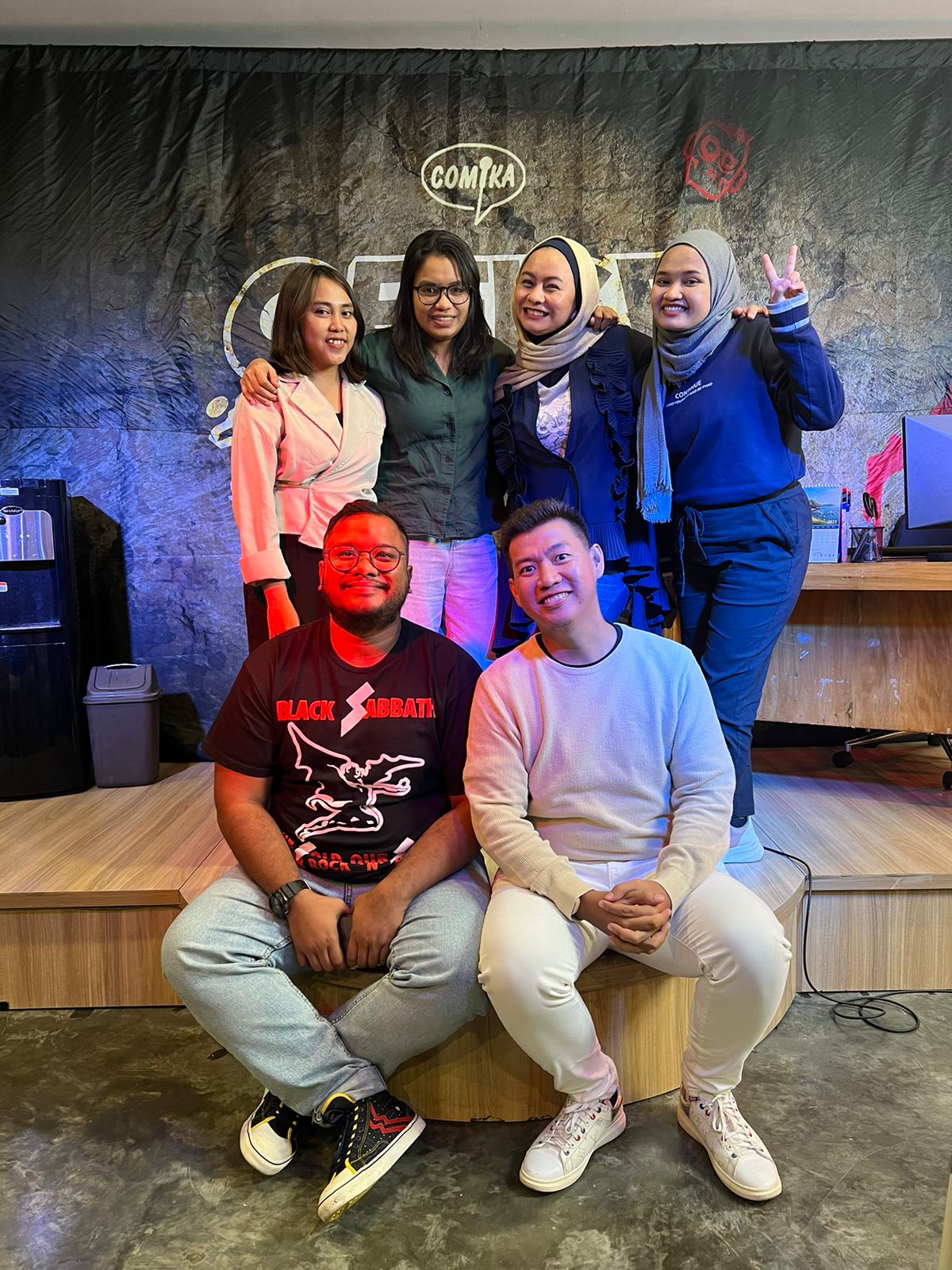 Ligwina Hananto on Twitter: "Sharing the stage at Markas @comika_id 🔥 https://t.co/ONF9qIkf9U ...