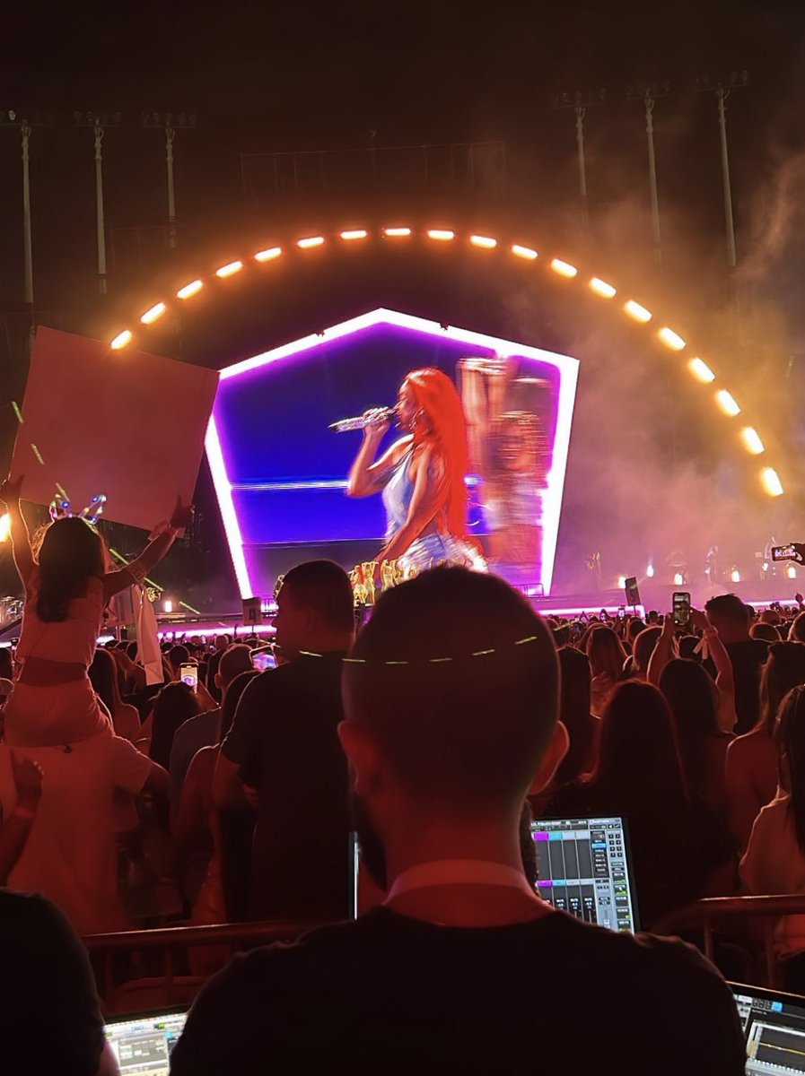 Karol G Site on Twitter: "📸 Karol G en el escenario del Estadio Hiram Bithorn en Puerto Rico."
