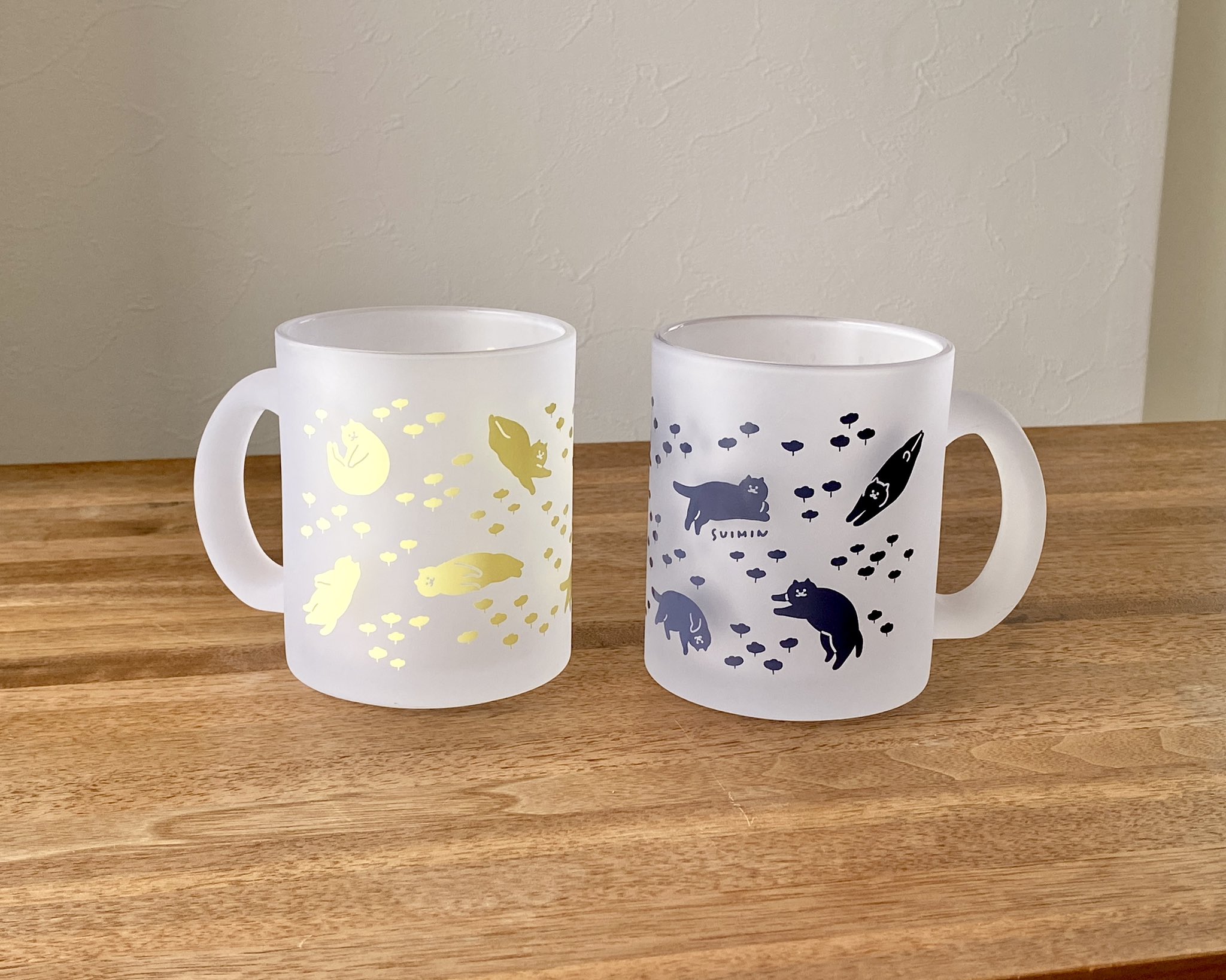 SUIMIN on Twitter: "すりガラスのマグカップができました。 のんびり寝ころがる猫たちが、シルクスクリーンの技法で表現されています。 内側から見ると、影絵のよう。 飲み物を ...
