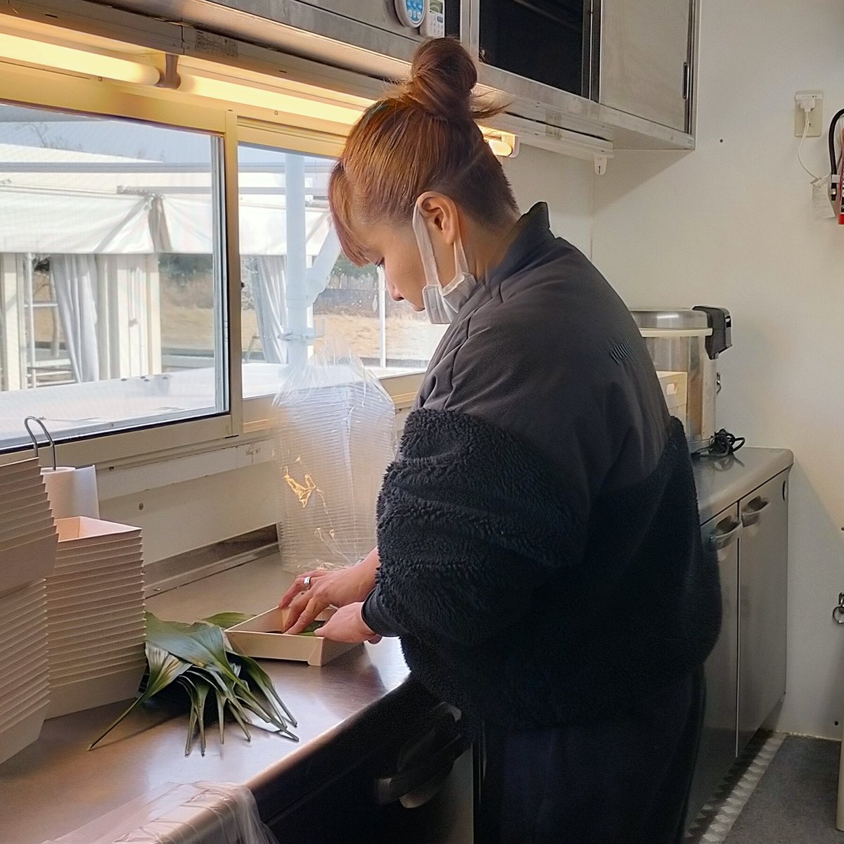 KUMA・PRE公式 on Twitter: "3月11日 #今日のクマプレ 明日のイベントに向けて準備中ですが、サイレンの時間は皆手を止め黙祷。 色々な想いを胸に、皆で一丸となって着々と作業 ...