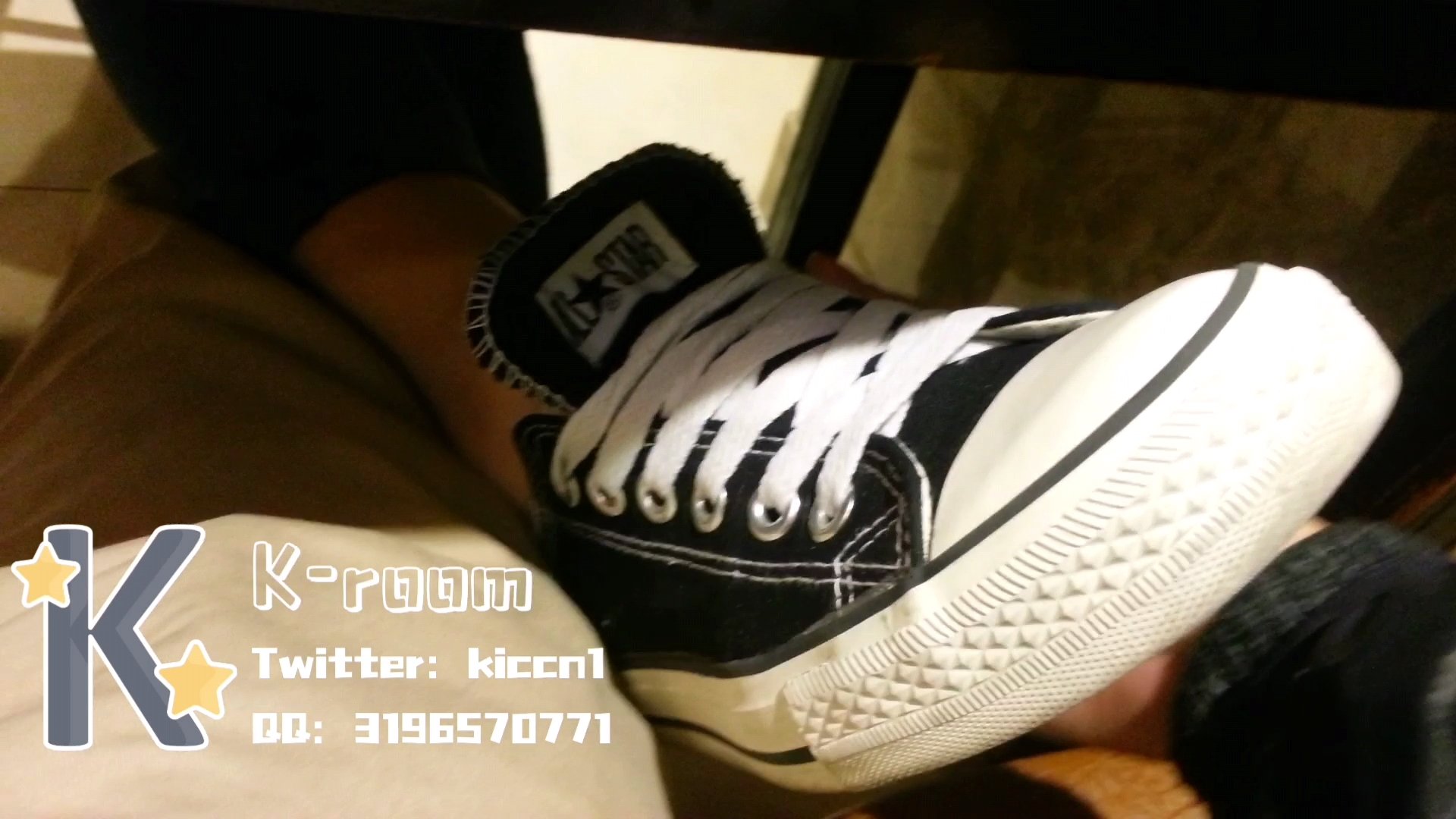 K Room On Twitter 这个妹子脚趾很好看,袜子比较臭,吃饭期间让她伸脚过来摸脚,脱鞋脱袜子,由于妹子的脚很敏感,挣扎的超明显,刚脱下来袜子这妹子还惊讶的说 你不会是要拿走吧