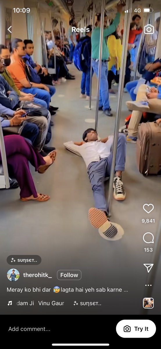 दीपक चौहान on Twitter: "Is this allowed in the delhi metro ? @OfficialDMRC"