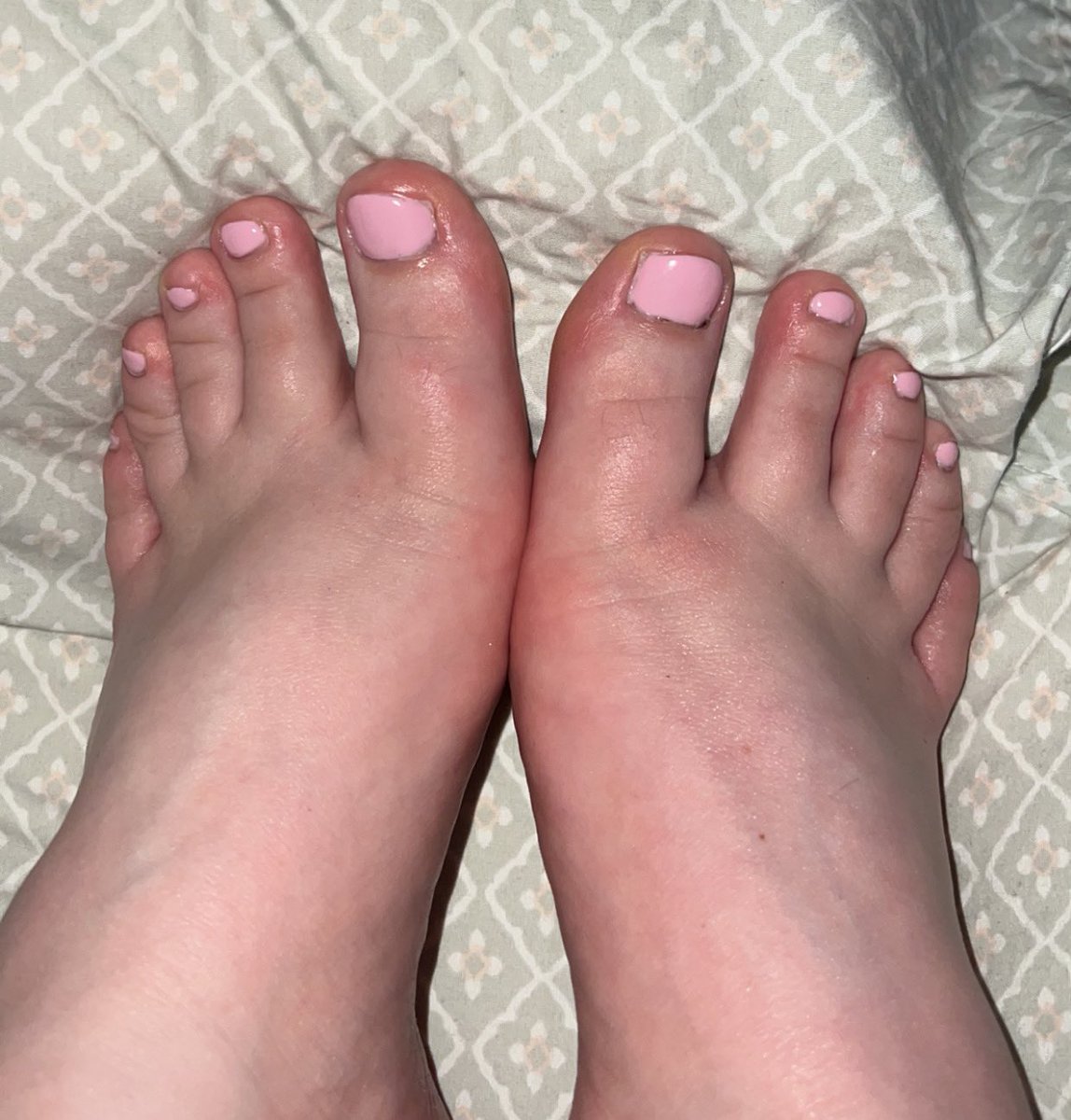 Lewd Ligu on Twitter: "RT @prettypuppypaws: right outta the shower, freshly lotioned feets. not ...