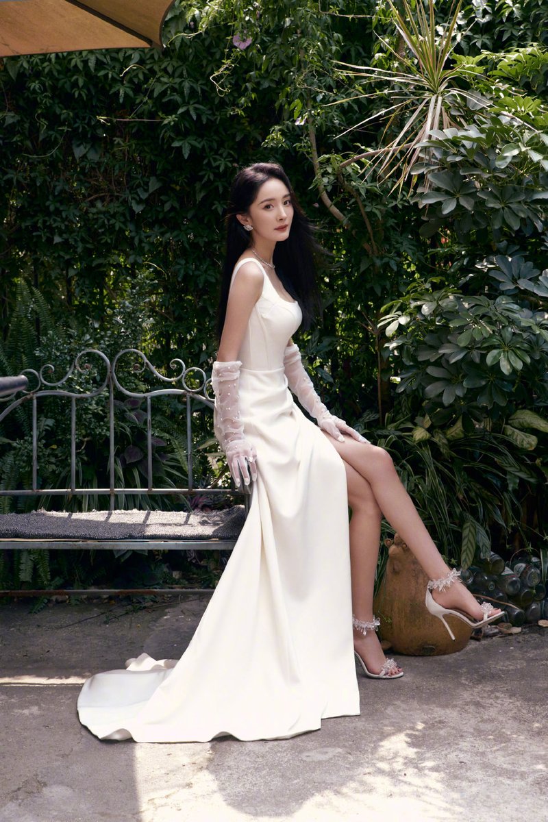 Yang Mi-Mî Fēng Cambodia on Twitter: "She is so gorgeous and sexy 😱🔥Yang Mi Event Lux Brand and ...