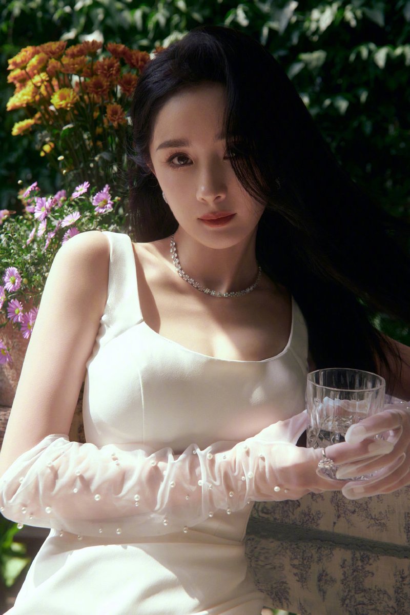 Yang Mi-Mî Fēng Cambodia on Twitter: "She is so gorgeous and sexy 😱🔥Yang Mi Event Lux Brand and ...