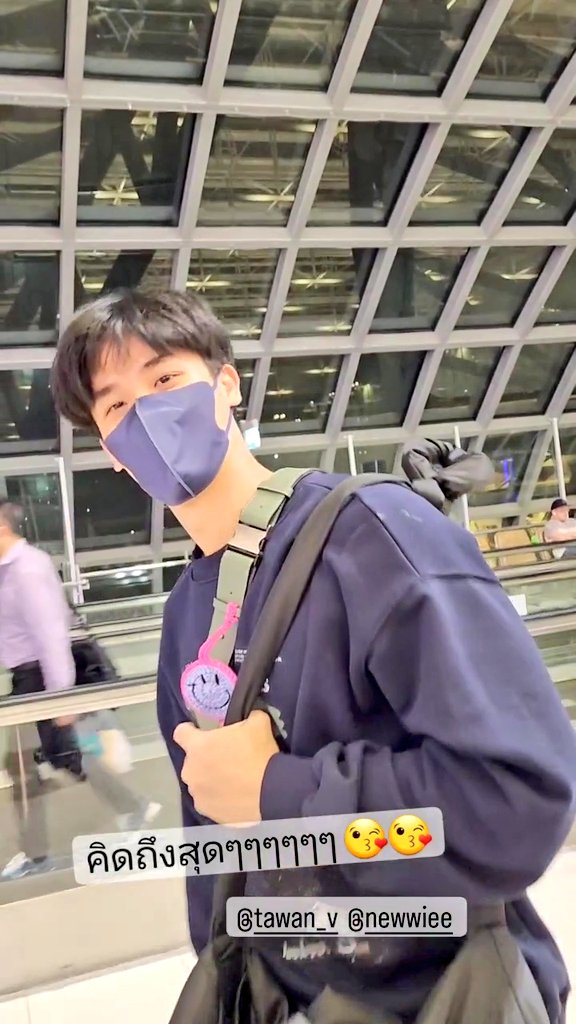 Meney 💙💕 on Twitter: "#Tawan_V #Newwiee #เตนิว 👜 💙🤍🩵"