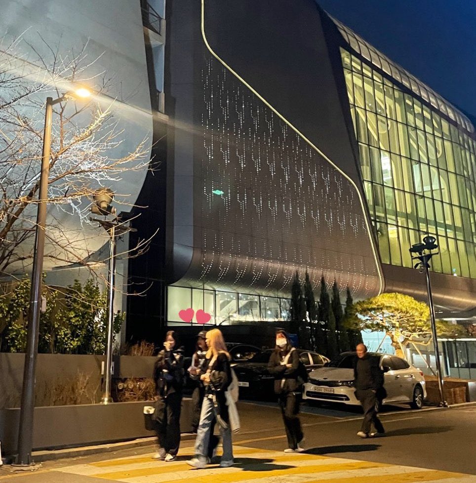 Yg Entertainment Building At Night