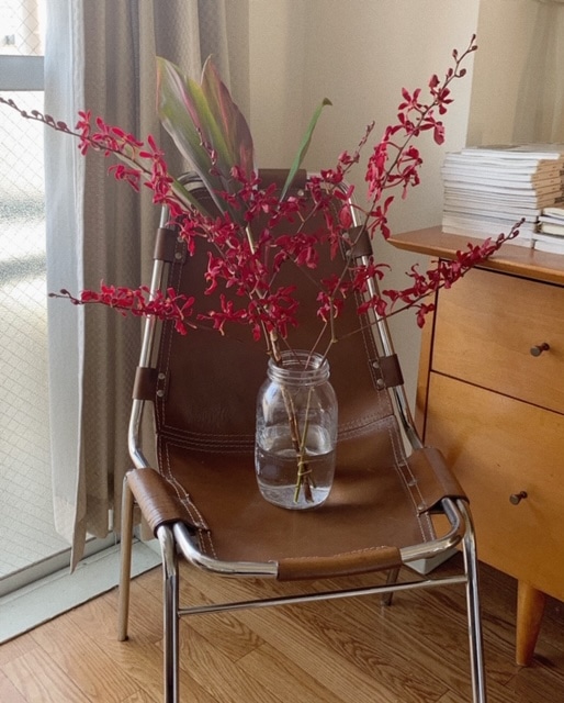 GINZA on Twitter: "【 #私と部屋 】暮らしに添えるヴィンテージと花。日常にクリエイターのエッセンスを散りばめて https://buff.ly/38fNqFW"