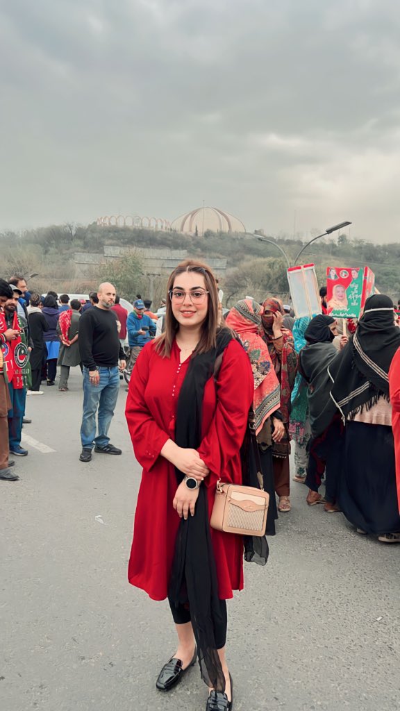 Khaula Chaudhry©® on Twitter: "اسلام آباد والے خان صاحب کے استقبال کے انتظار میں۔۔ https://t.co ...