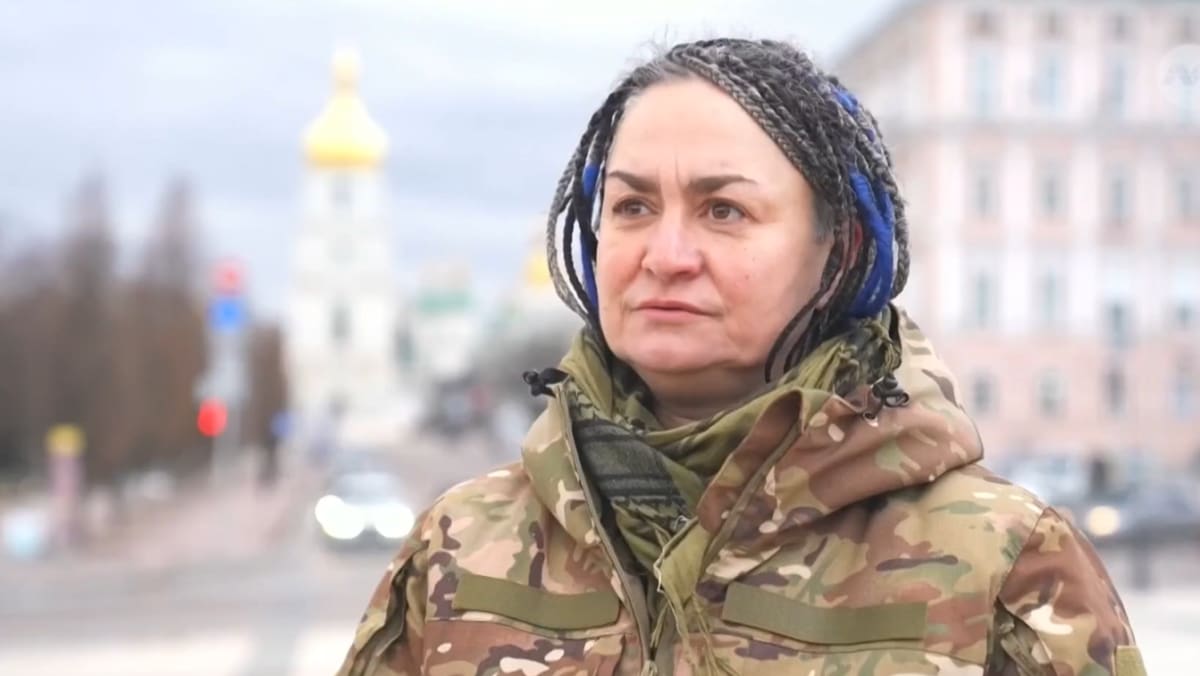 Ordinary Ukrainians with little to no military experience take up arms ...